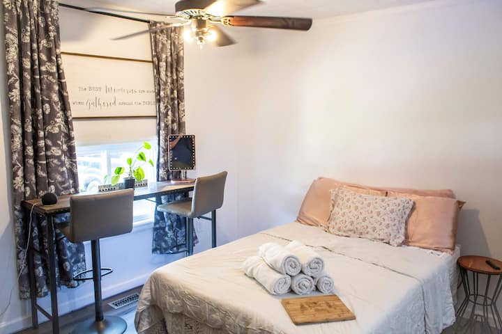 Private Room 14 Minutes From The Beach  Fun Host - Chesapeake, VA