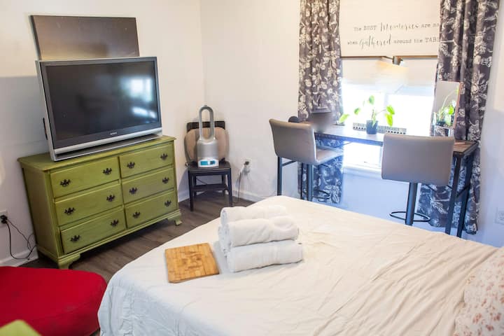 Private Room 14 Minutes From The Beach Fun Host - Virginia Beach, VA