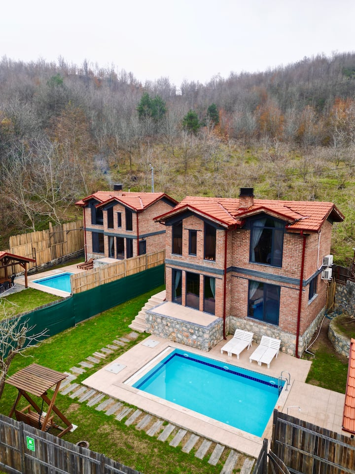 Kalabalık Konaklamaya Uygun , Sıcak Havuzlu Taş Ev - Sakarya