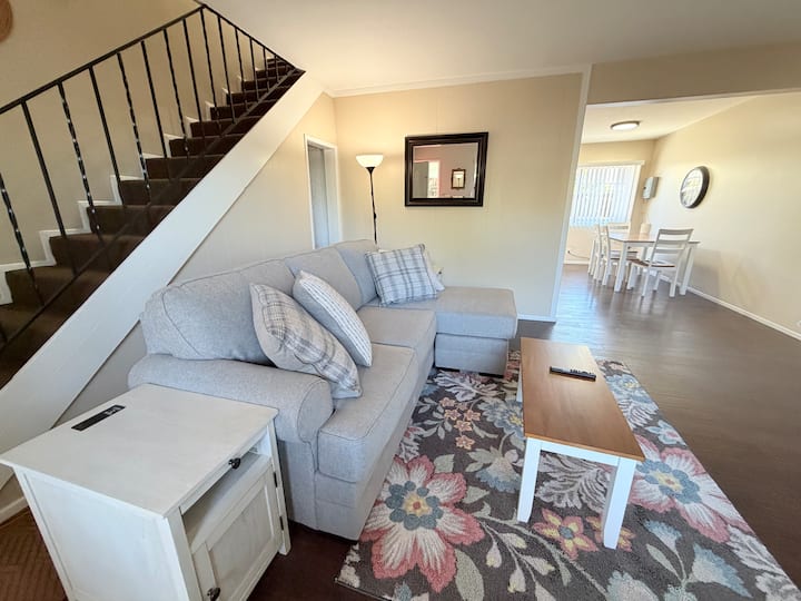 Furnished 2-story Getaway Near Downtown Upland - Claremont