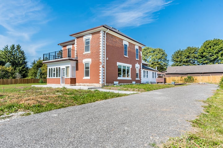 A House With A Character - Orangeville