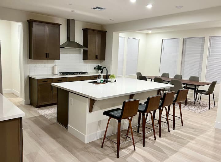 Family-friendly 4br/3b Home Across Oasis Park! - Elk Grove