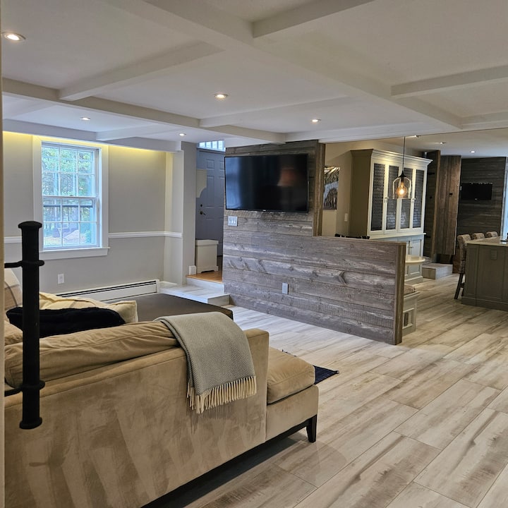 Hingham Home In Estate Like Setting - Brockton, MA
