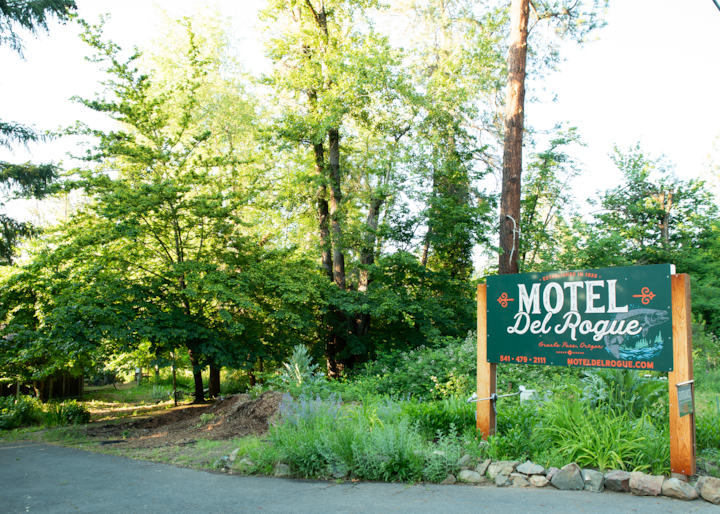 Motel Del Rogue Family Suite #3 (Sleeps Six) - Grants Pass, OR
