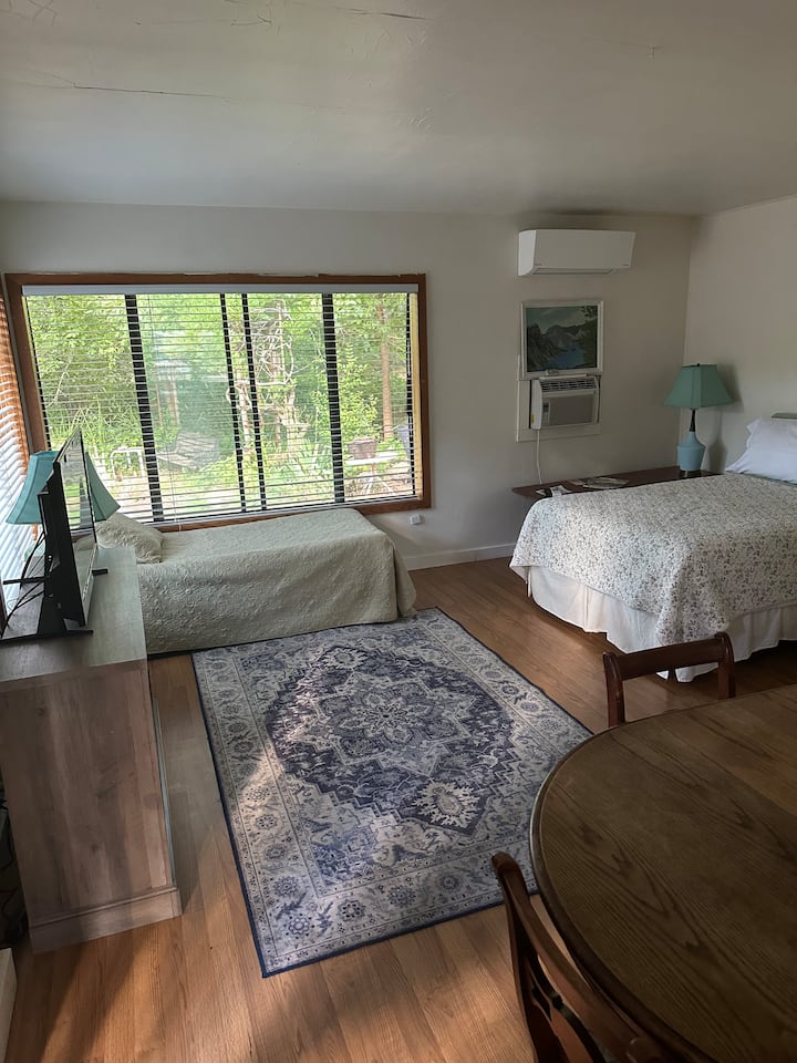 #3 Motel Del Rogue Family Suite (Sleeps Six) - Grants Pass, OR