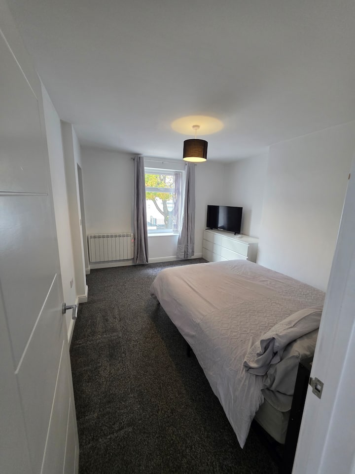 Centrally Located 2 Bed Apartment. - Warrington