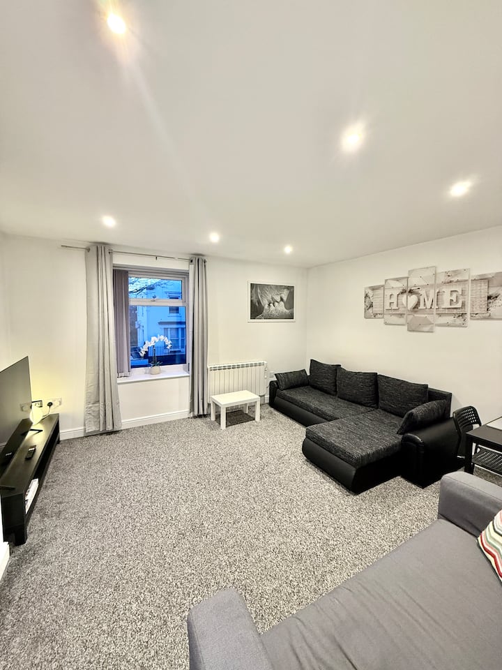 Modern 2-bed Apartment| Parking|wi-fi| Central Loc - Warrington