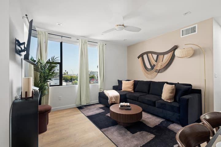 Near Beach & Airport | King Bed + Ev Charger - San Diego, CA