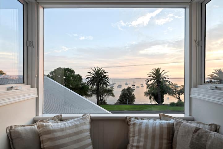 Grand Waterfront Home With Stunning Bay Views - Geelong
