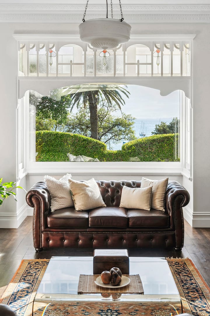 Grand Waterfront Home With Stunning Bay Views - Geelong
