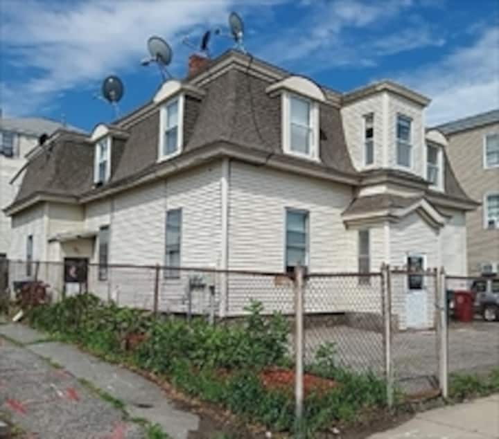 #4 One Bedroom In A 4br Apartment In Lowell - Chelmsford, MA