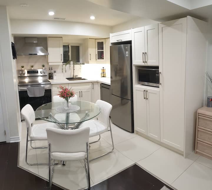 Cozy One Bedroom Suite – Prime Location Newmarket! - Bradford, ON, Canada