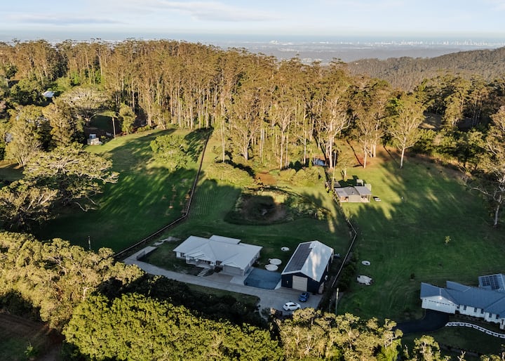 Modern 4br Mountain Retreat | Scenic Acreage Views - Tamborine Mountain