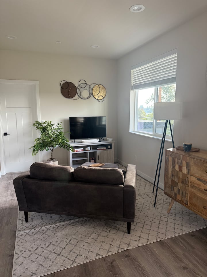 Private Lower-level Apartment In New Modern Home - Marysville, WA