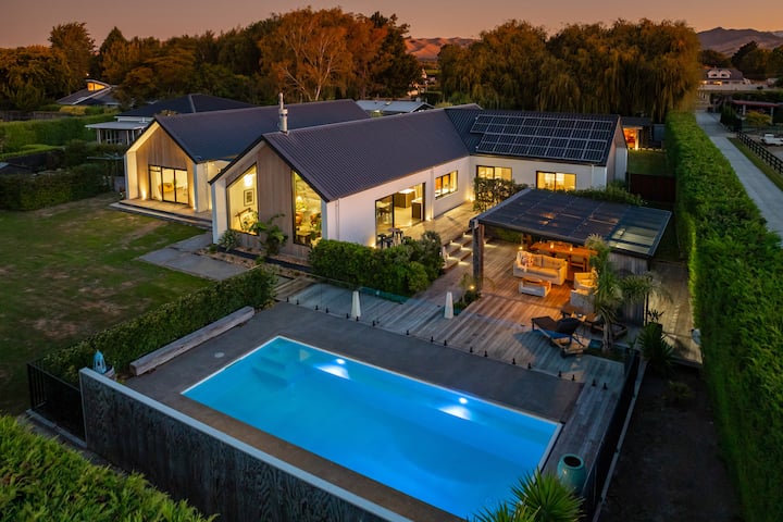 Willow View-
Escape To Your Own Private Sanctuary. - Blenheim