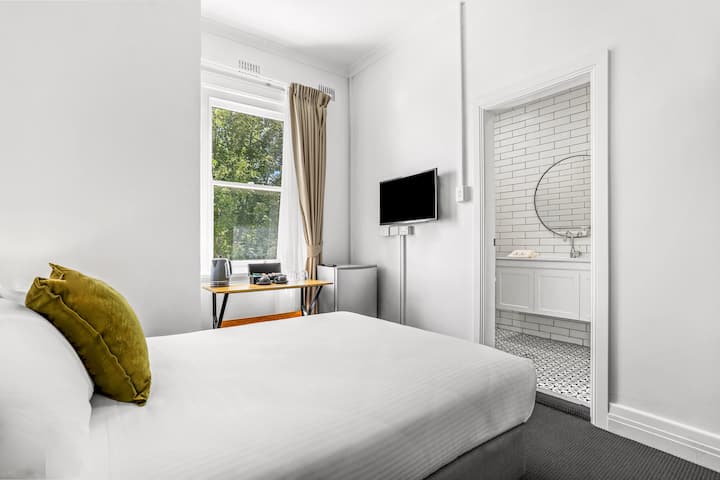 Queen Bedroom (En Suite) At Grand View Hotel - Blue Mountains