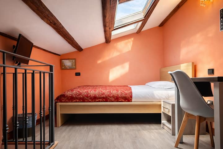 Young Backpackers-loft Room With Private Bathroom - Venice