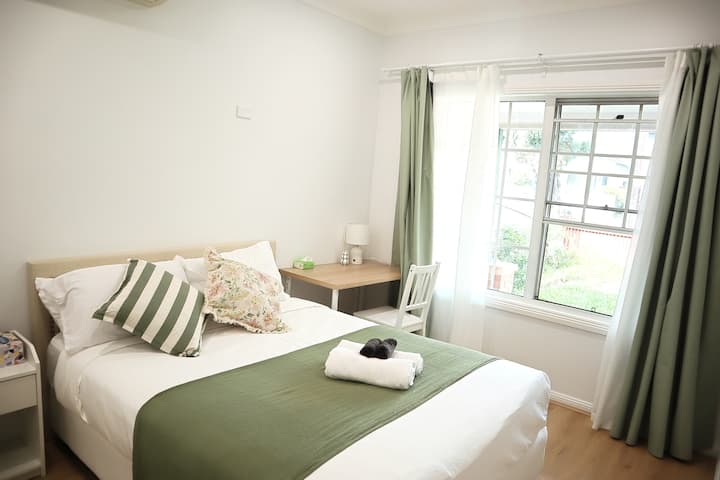 Light-filled Queen Room With Shared Bathroom - Parramatta