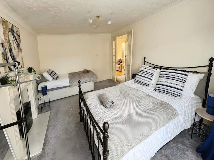 Contractor Friendly House - Sleeps Upto 8 - Cirencester
