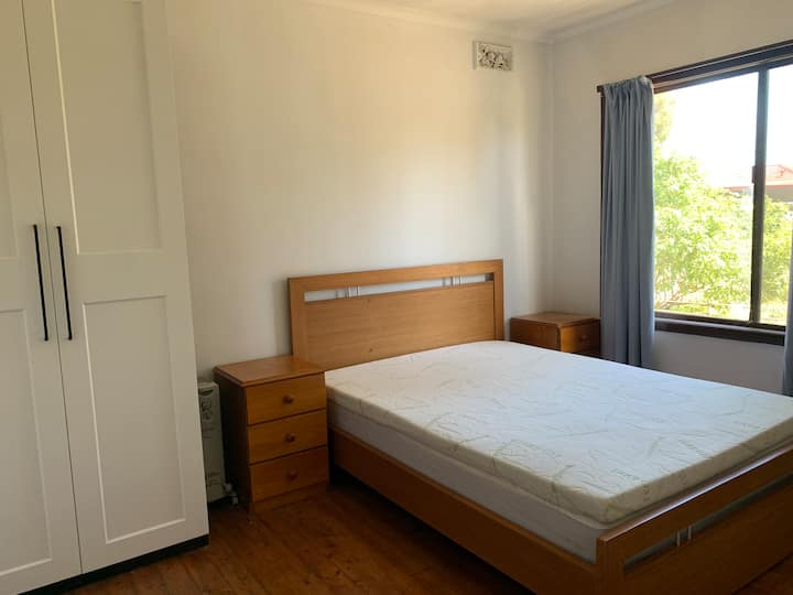 Bright 2 Bedroom Home - Caroline Springs