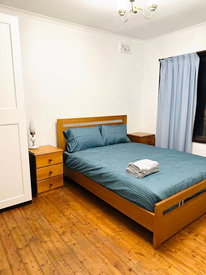 A Cozy 2 Bedroom Unit - Caroline Springs