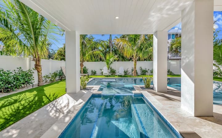 Beautiful Home With Bay Views, Hot Tub, Pool! - Anna Maria Island, FL