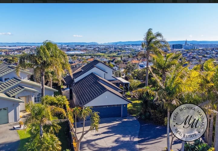 Splendid Three Bedroom Family Home - Auckland