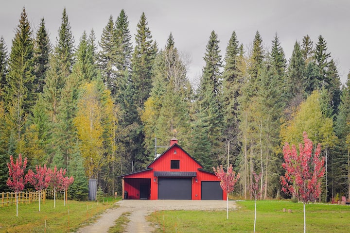 The Copper Bear Barn, 10-acre Mountain Retreat - Banff National Park