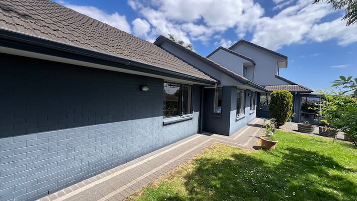Spacious Family Home With Four Bedrooms - Auckland