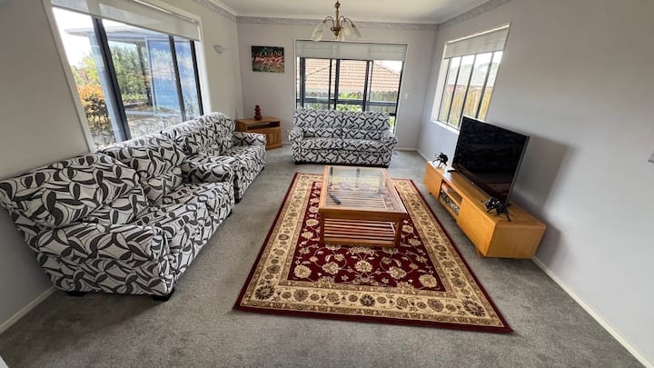 Spacious Family Home With Four Bedrooms - Auckland