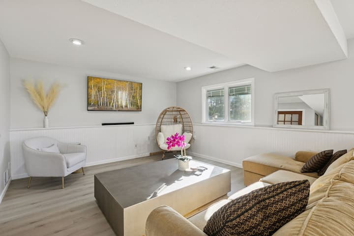 Modern Lower Unit | Hot Tub | Medicine Lake - Wayzata, MN