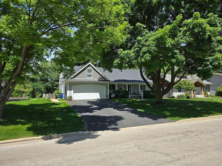 Walk To 3rd St On Amazing Downtown Geneva - West Chicago, IL