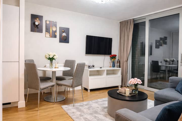 Central 1-bed Apt For 4 Close To Shops &Transport - London
