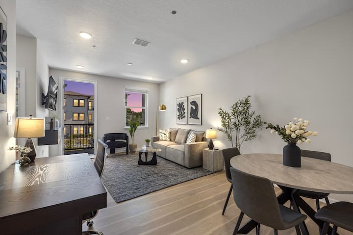 Cozy Beach Apt W/ Pool, Gym, Balcony, Free Parking - Largo, FL