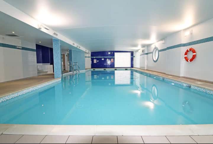 Bay Bliss: 1-bed With Pool, Gym & Sauna Access - Cardiff