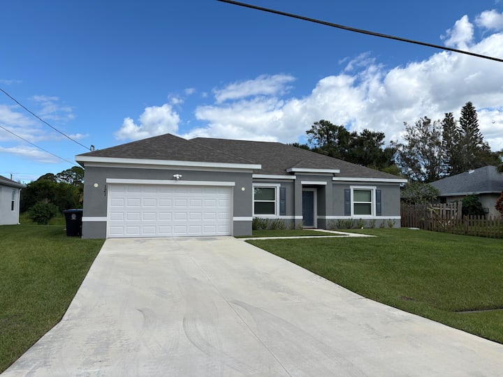 Modern 3br Home W/ Peaceful Lake View - Port St. Lucie, FL