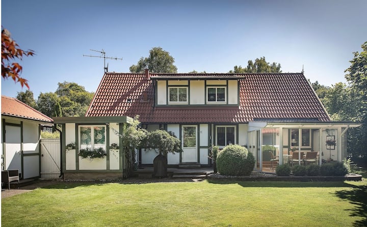 Strandnära Hus I Båstad – Tennis, Golf, Skog & Hav - Båstad