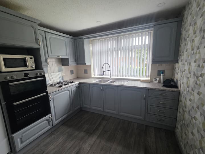 Charming 2 Bed Modern Guest House + Free Parking - Leeds