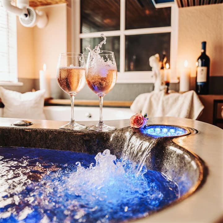 Romantic Perfumers House Hot Tub Near Beach - St. Petersburg, FL