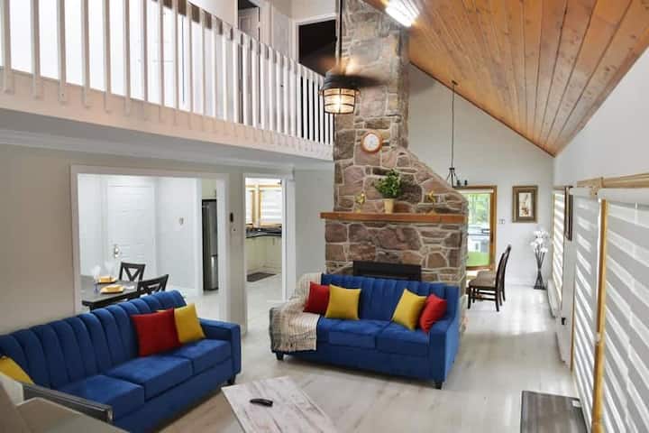 Relaxing 4br Lake Escape With Patio & Bbq Area - Kawartha Lakes