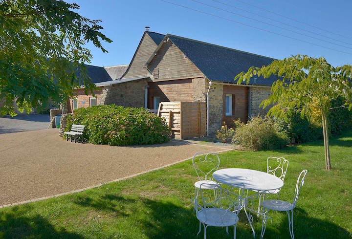 Hébergement De 4 Chambres Et Un Gite De 13 Pers. - Segré