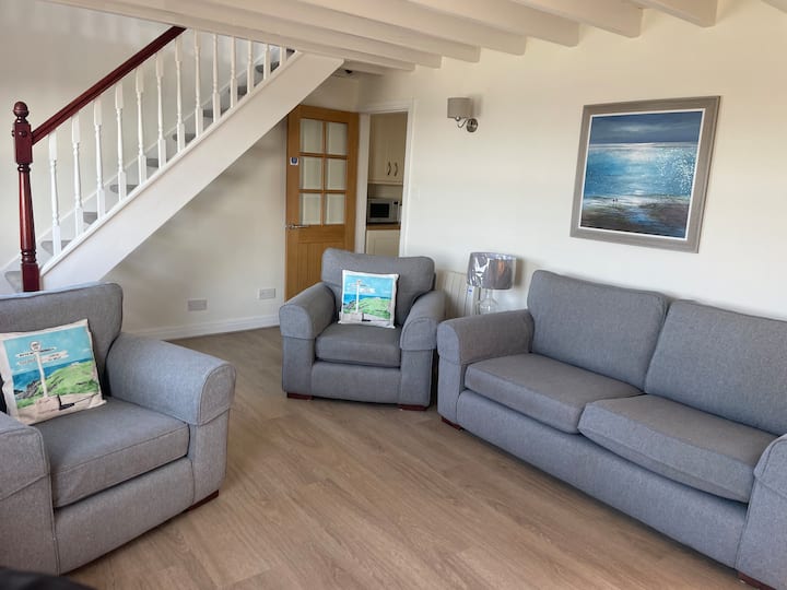 Seaspray A Little Gem Directly Opposite The Ocean. - Sennen