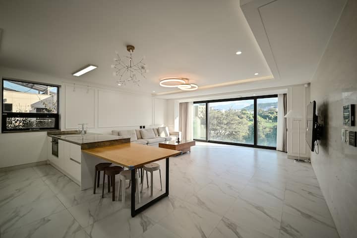 [오픈특가] 제주공항 근처 위치한 럭셔리 대저택 · 공항10분 · 제주시중심부 · 한라산뷰 - Jeju