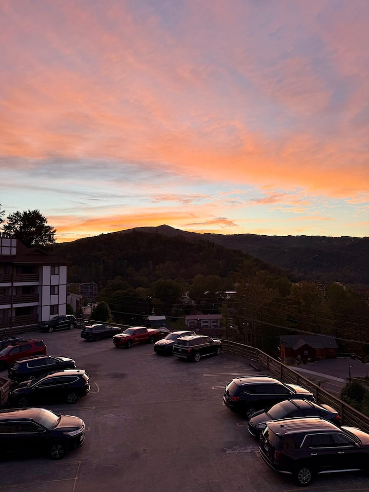 Sunset Lover - Walk To Dwtn Gatlinburg, Sleeps 4 - Gatlinburg, TN