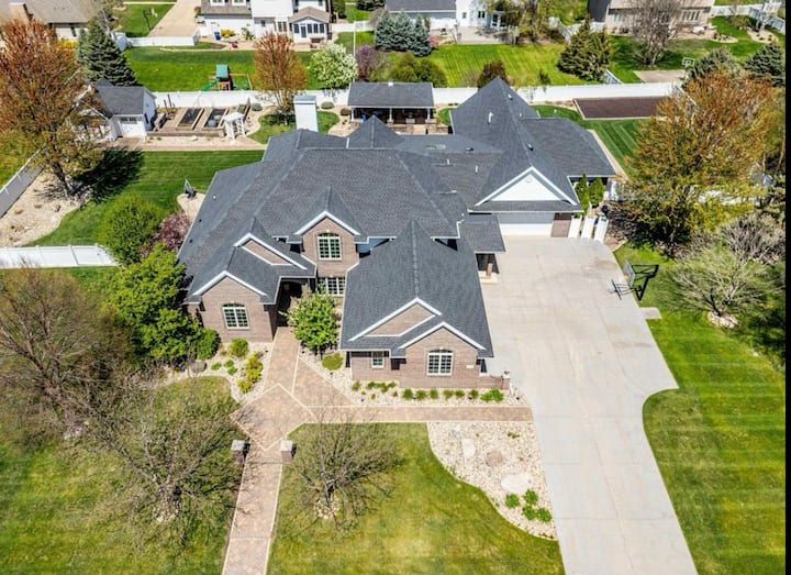 Spacious Family Retreat With Pool & Theater - Cedar Falls, IA