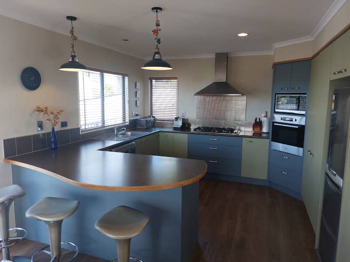 Large, Modern Home, 1bed,1.5baths, Office & Views - Tauranga