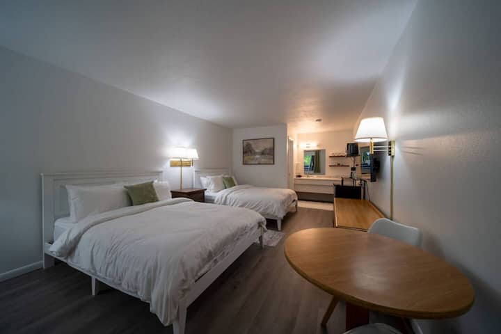 Queen Suite #4 At Glory Dayz! - Eureka Springs, AR