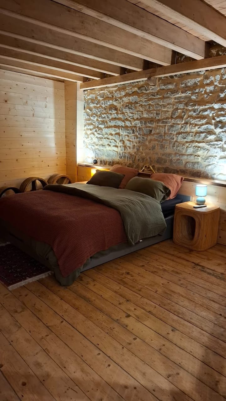 Le Grenier Du Moulin
Chambre Namaste - Château-Chalon