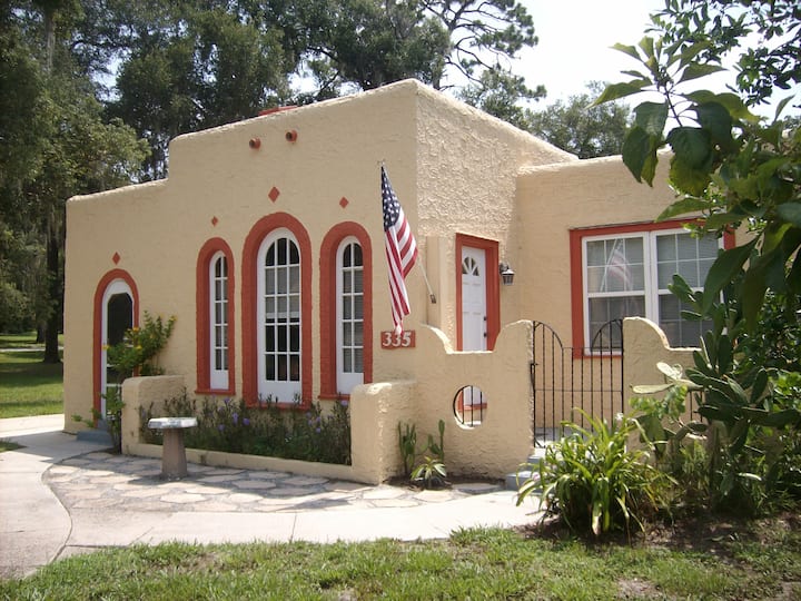 Quaint Home Near Downtown Deland - DeLand, FL