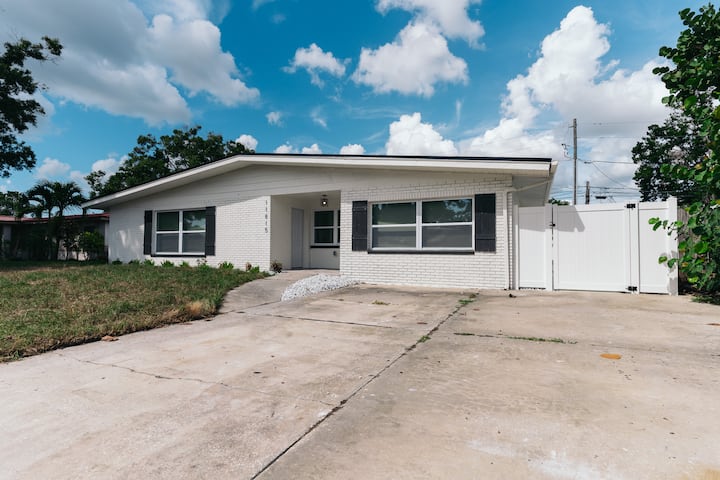 Modern 4br Pool Home Near Clearwater Beach - Pinellas County, FL